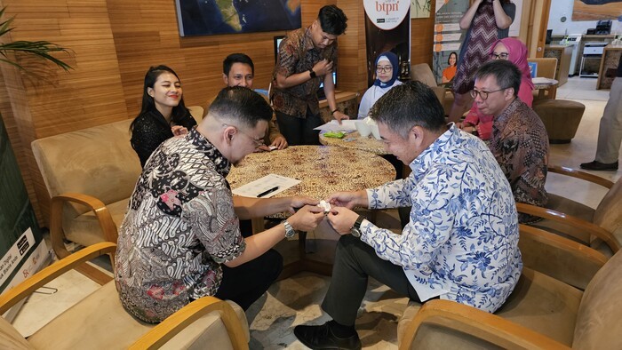 Jajaran Direksi Bank BTPN Ikut Layani Nasabah di Hari Pelanggan Nasional Jajaran Direksi Bank BTPN Ikut Layani Nasabah di Hari Pelanggan Nasional