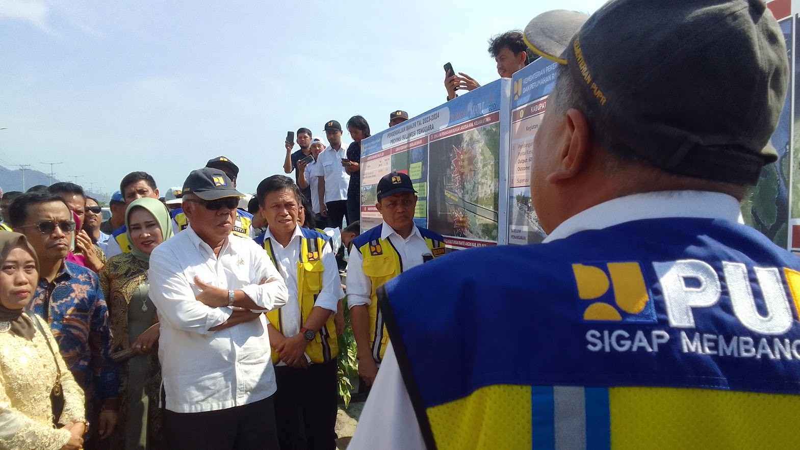 Tinjau Lokasi Pembangunan Pengaman Pantai, Basuki: Kita Cegah Abrasi Tinjau Lokasi Pembangunan Pengaman Pantai, Basuki: Kita Cegah Abrasi