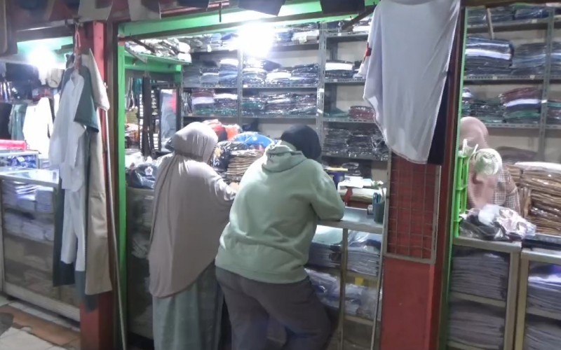 Omzet Penjualan Seragam Sekolah Turun, Pedagang: Banyak yang Beli Online Omzet Penjualan Seragam Sekolah Turun, Pedagang: Banyak yang Beli Online