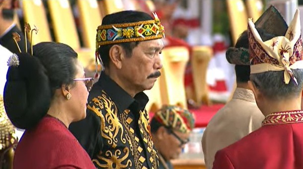 Erick Thohir dan Luhut Pandjaitan Kompak Kenakan Baju Adat Dayak saat ... Erick Thohir dan Luhut Pandjaitan Kompak Kenakan Baju Adat Dayak saat ...