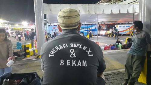 Rela Tak Mudik Demi Anak, Ini Kisah Tukang Pijat Keliling di Pelabuhan ... Rela Tak Mudik Demi Anak, Ini Kisah Tukang Pijat Keliling di Pelabuhan ...
