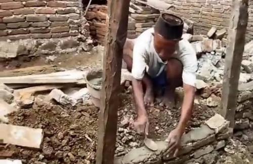 Bangun Rumah Tanpa Tukang, Kakek Ini Viral dan Banjir Doa Bangun Rumah Tanpa Tukang, Kakek Ini Viral dan Banjir Doa