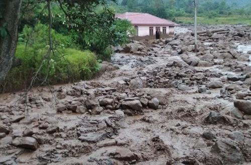 Waspada Aliran Lahar Gunung Semeru saat Hujan Lebat Waspada Aliran Lahar Gunung Semeru saat Hujan Lebat