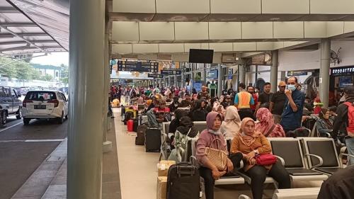 Pemudik Mulai Ramai Banjiri Stasiun Pasar Senen Pemudik Mulai Ramai Banjiri Stasiun Pasar Senen