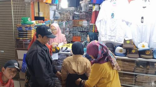 Pedagang Keluhkan Penjualan Seragam Turun, Ternyata Ini Alasannya Pedagang Keluhkan Penjualan Seragam Turun, Ternyata Ini Alasannya
