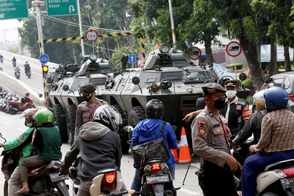 PPKM Darurat, Panser TNI dan Kendaraan Taktis Brimob Sekat Jalan ...