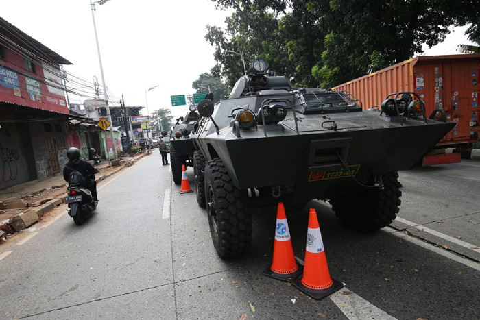 PPKM Darurat, Panser TNI dan Kendaraan Taktis Brimob Sekat Jalan ...