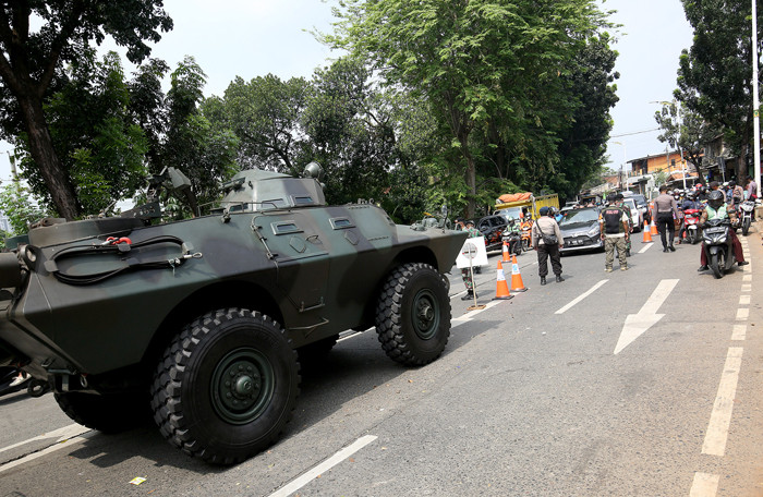 PPKM Darurat, Panser TNI dan Kendaraan Taktis Brimob Sekat Jalan ...