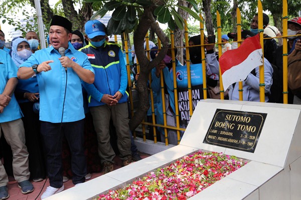 Anis Matta Ziarah dan Doa Bersama di Makam Bung Tomo Anis Matta Ziarah dan Doa Bersama di Makam Bung Tomo