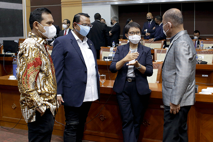 Menlu Retno Marsudi Raker dengan Komisi I DPR