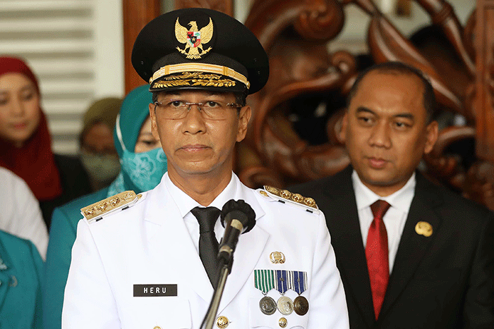 Heru Budi Hartono Potong Tumpeng Di Balai Kota