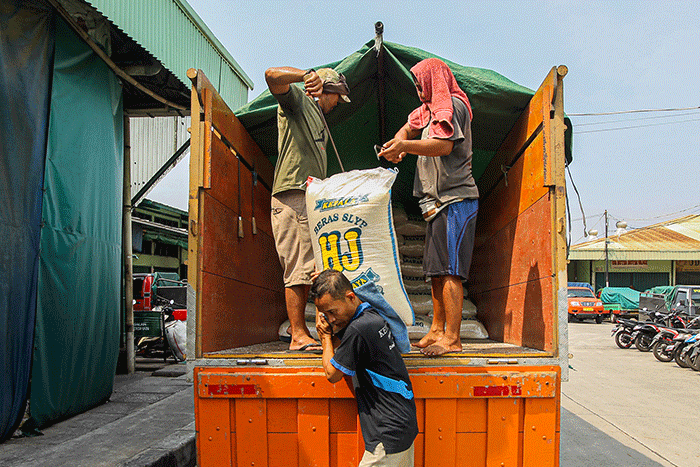 Stok Beras di Pasar Induk Cipinang Menipis Jelang Libur Nataru Stok Beras di Pasar Induk Cipinang Menipis Jelang Libur Nataru