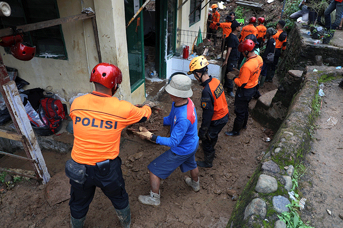 Tim Sar Gabungan Cari Korban Tanah Longsor Di Kampung Sirnasari Kota Bogor