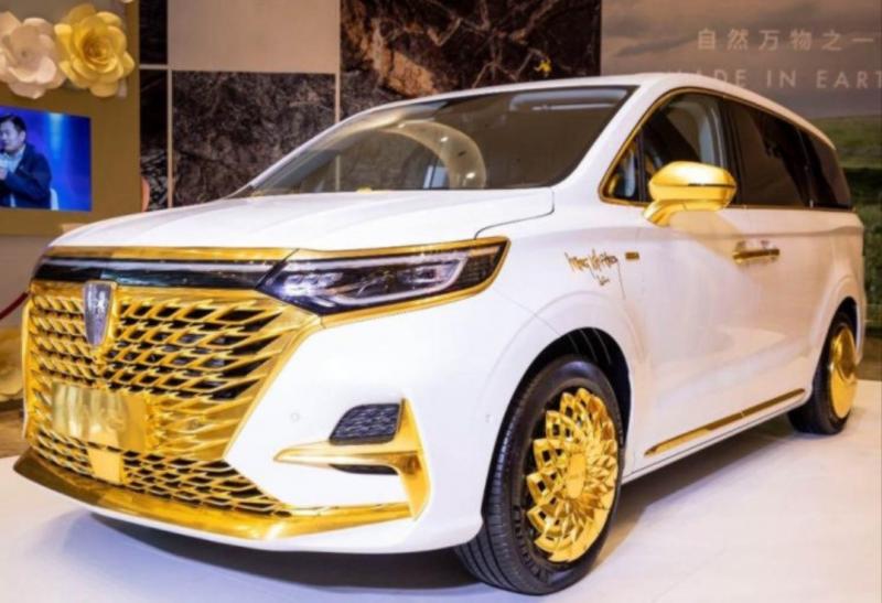 Dear Sultan, Pabrikan China Bikin Mobil Berlapis Emas Nih