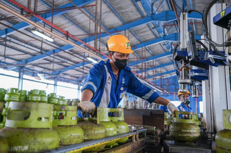 Jadi Komut Pertamina, Simon Aloysius Langsung Cek Stok BBM dan LPG di ...