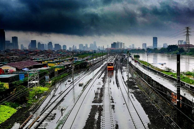 Stasiun Jakarta Kota Tergenang, KRL Tanjung Priok Line Tak Beroperasi ...